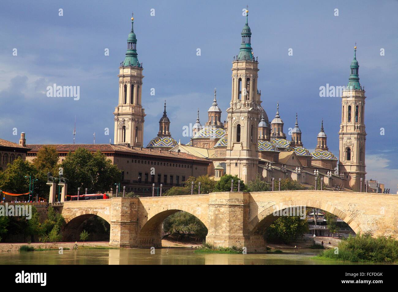 Basílica del Pilar and stone Bridge. Zaragoza. Spain Stock Photo - Alamy