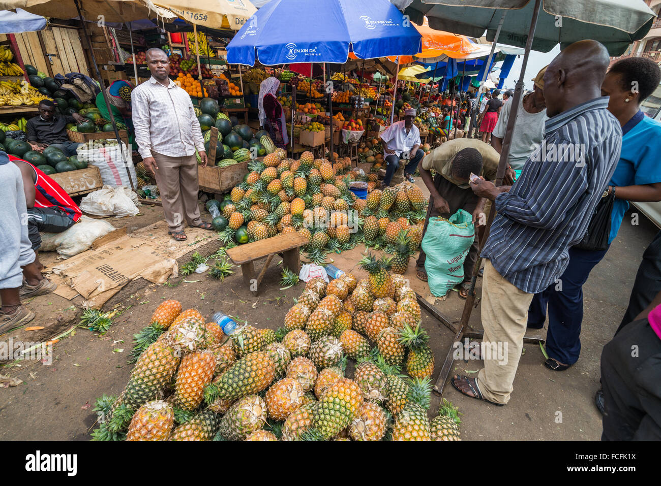 street scene at a market in Kampala, Uganda Stock Photo - Alamy