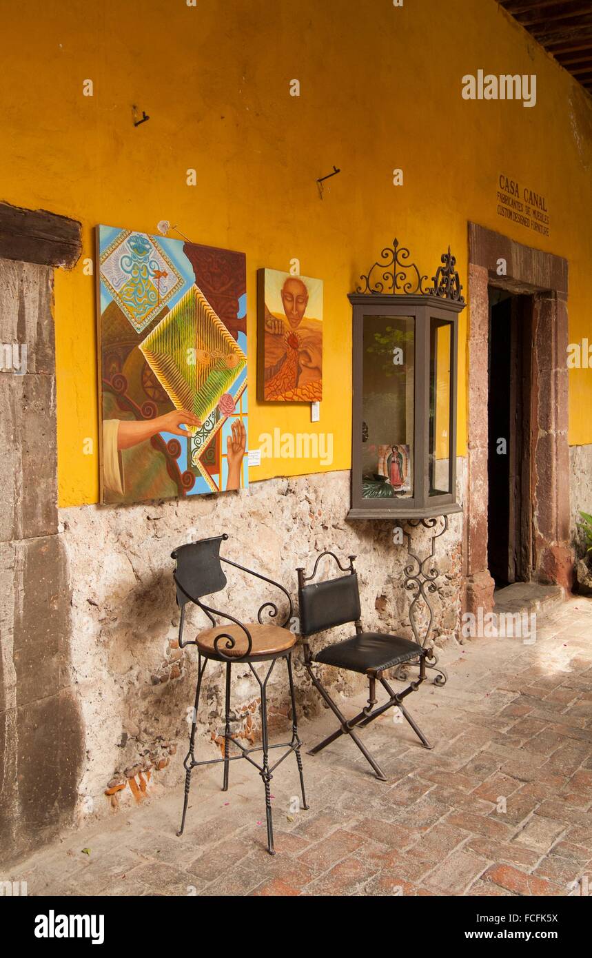 Yellow commercial building hi-res stock photography and images - Alamy