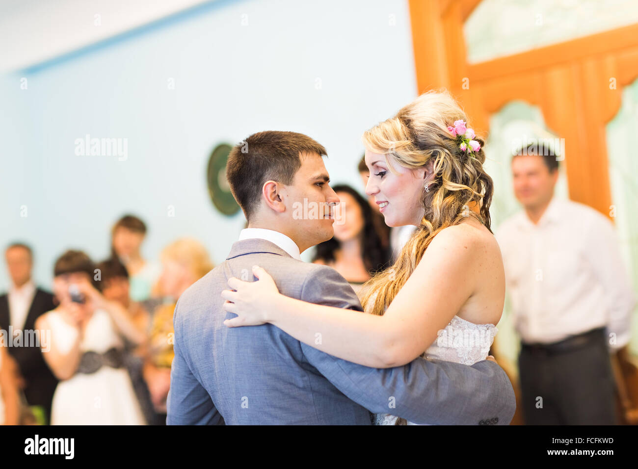 wedding dance of bride and groom Stock Photo - Alamy