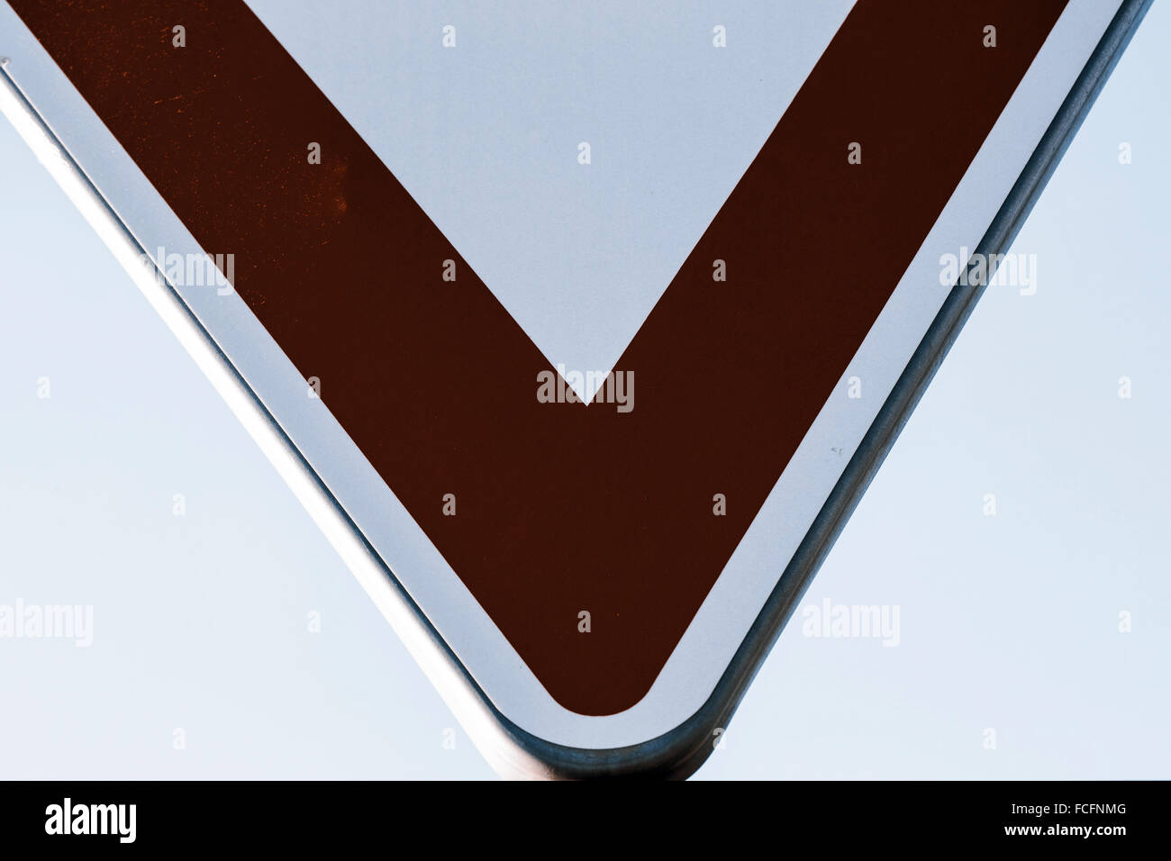 Down arrow from sign behind the road Stock Photo - Alamy