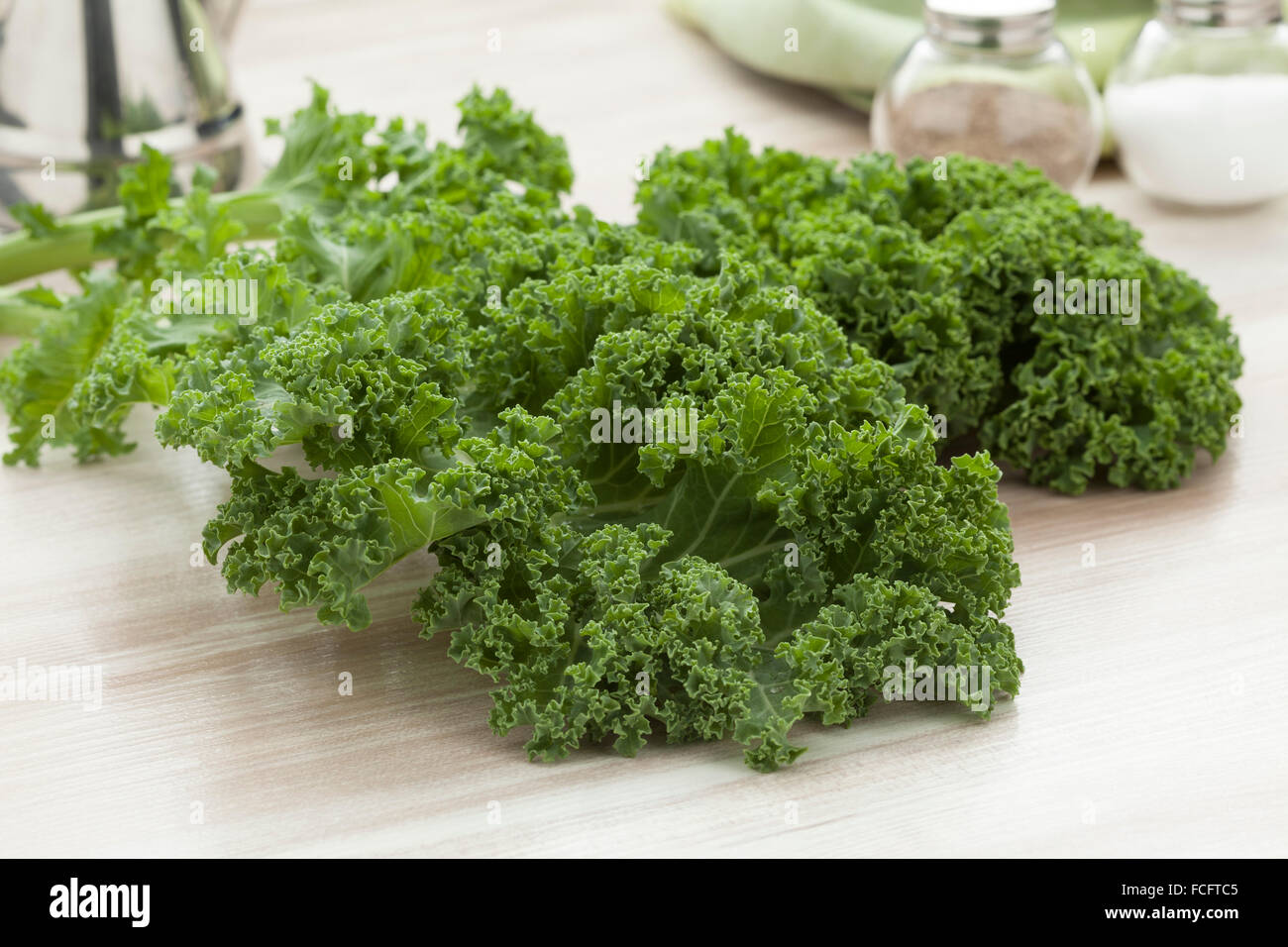 Fresh picked organic curly kale Stock Photo - Alamy