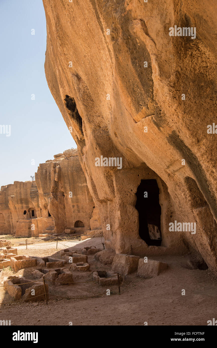 cemetery of the ancient city of Dara Stock Photo - Alamy