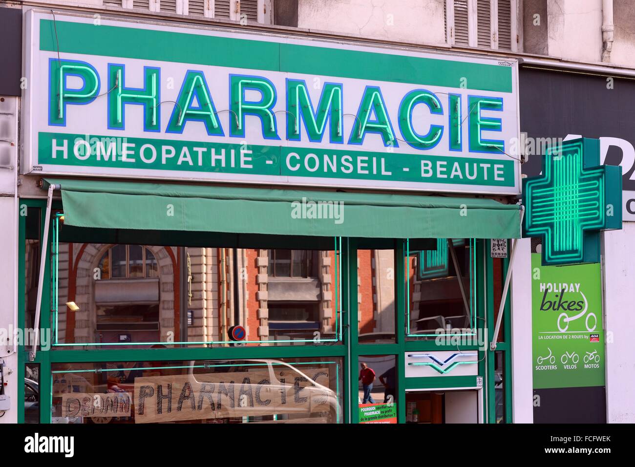 Pharmacy Shop France High Resolution Stock Photography and Images - Alamy