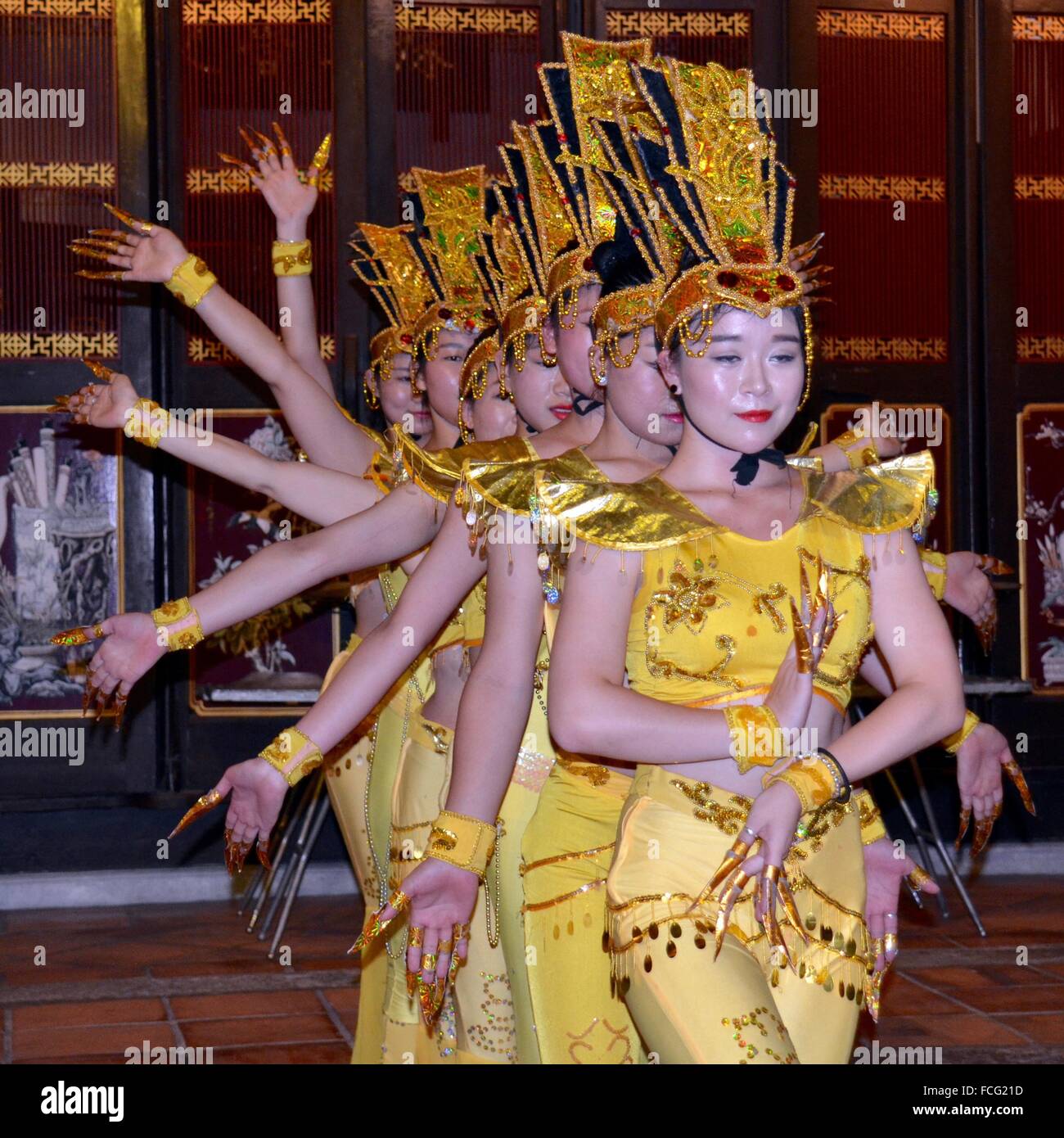 Dancing girls hi-res stock photography and images - Alamy