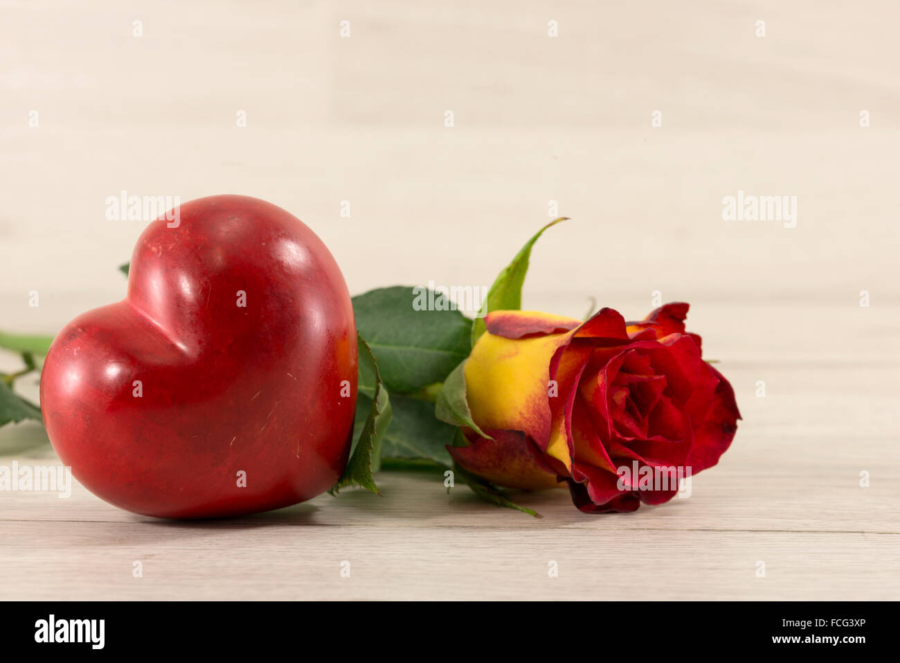 Single red rose heart hi-res stock photography and images - Alamy