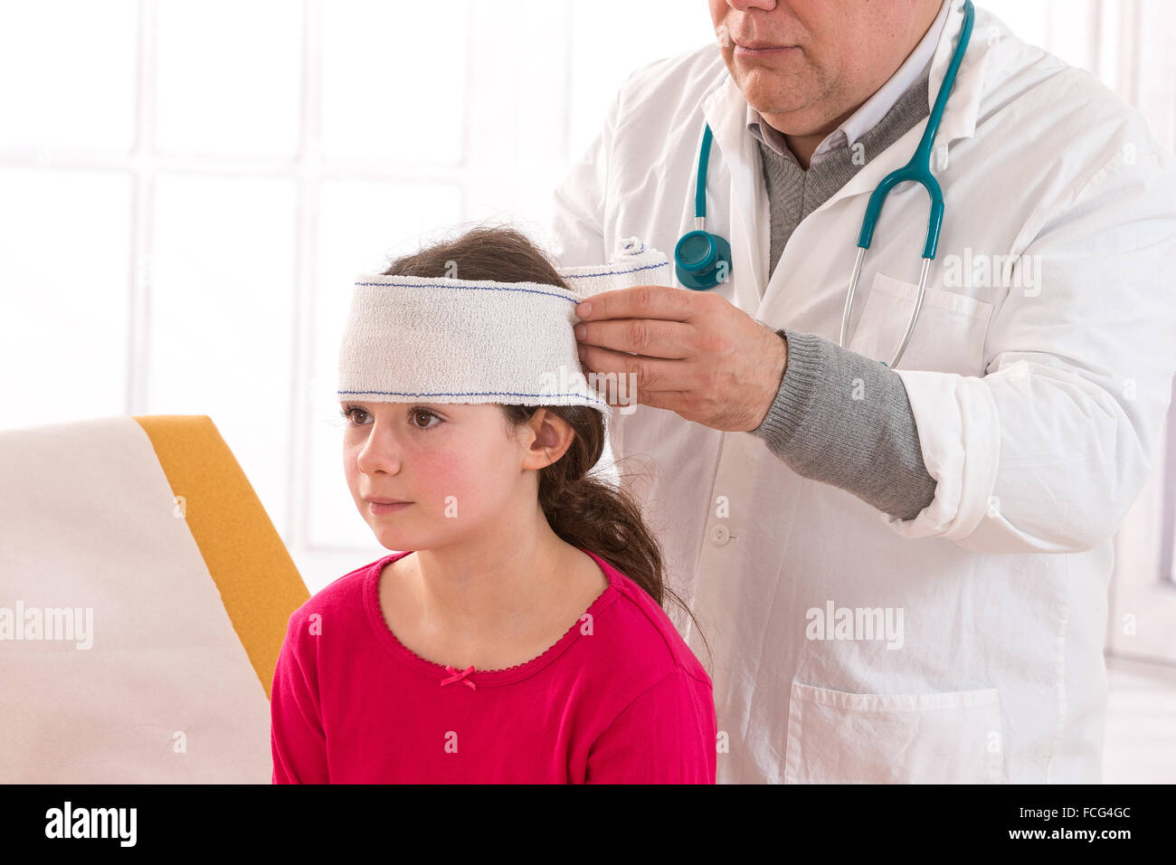 Hospital head injury girl hi-res stock photography and images - Alamy