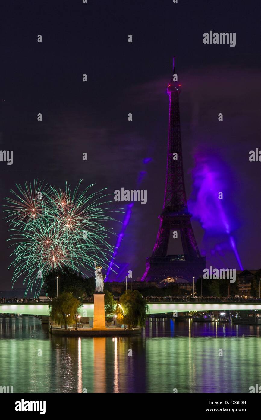 Fireworks paris hi-res stock photography and images - Alamy