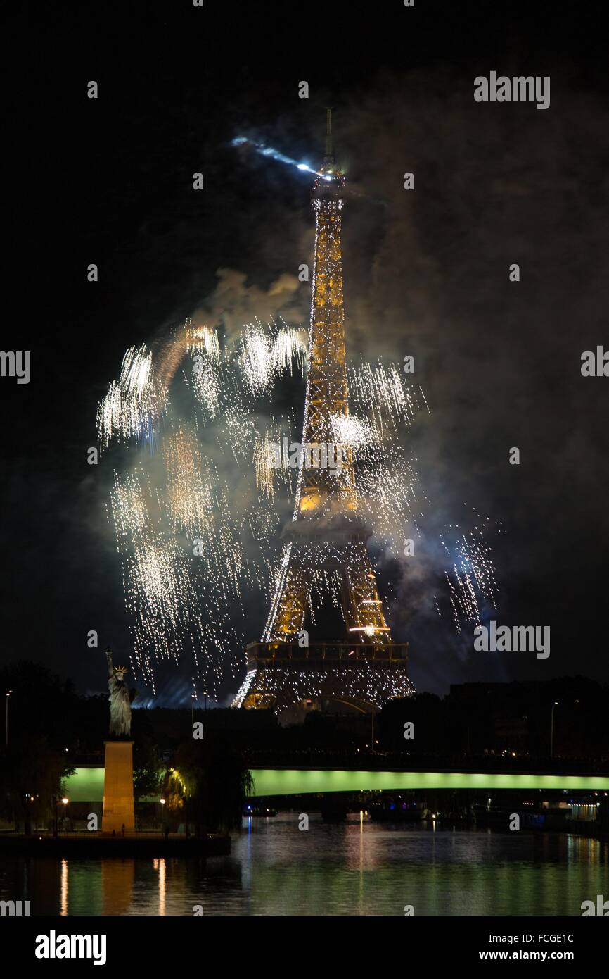 Night france paris illuminations hi-res stock photography and images ...
