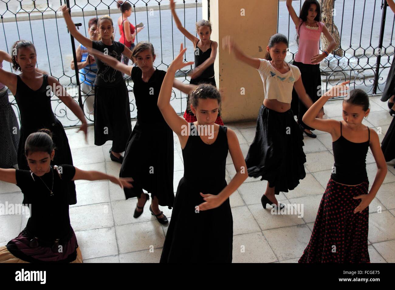Cuban girls dancing hi-res stock photography and images - Alamy