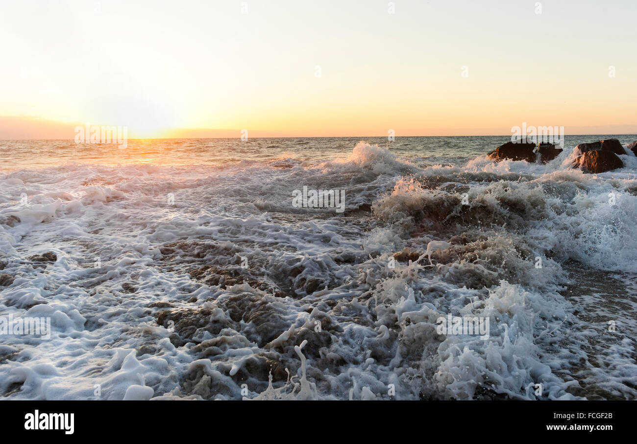 Breaking crashing seascape hi-res stock photography and images - Alamy