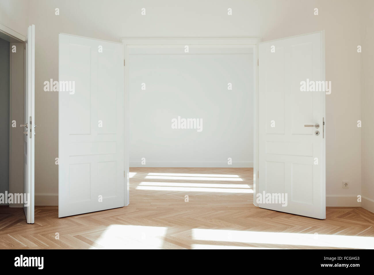 House empty rooms and open doors Stock Photo - Alamy