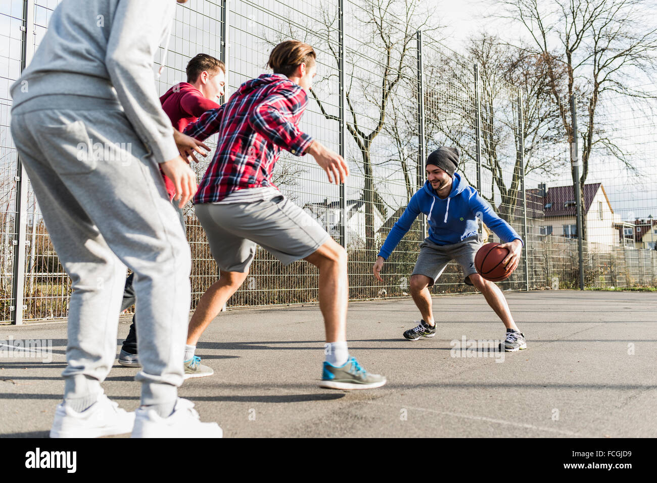 Young men playing basketball Stock Photo - Alamy