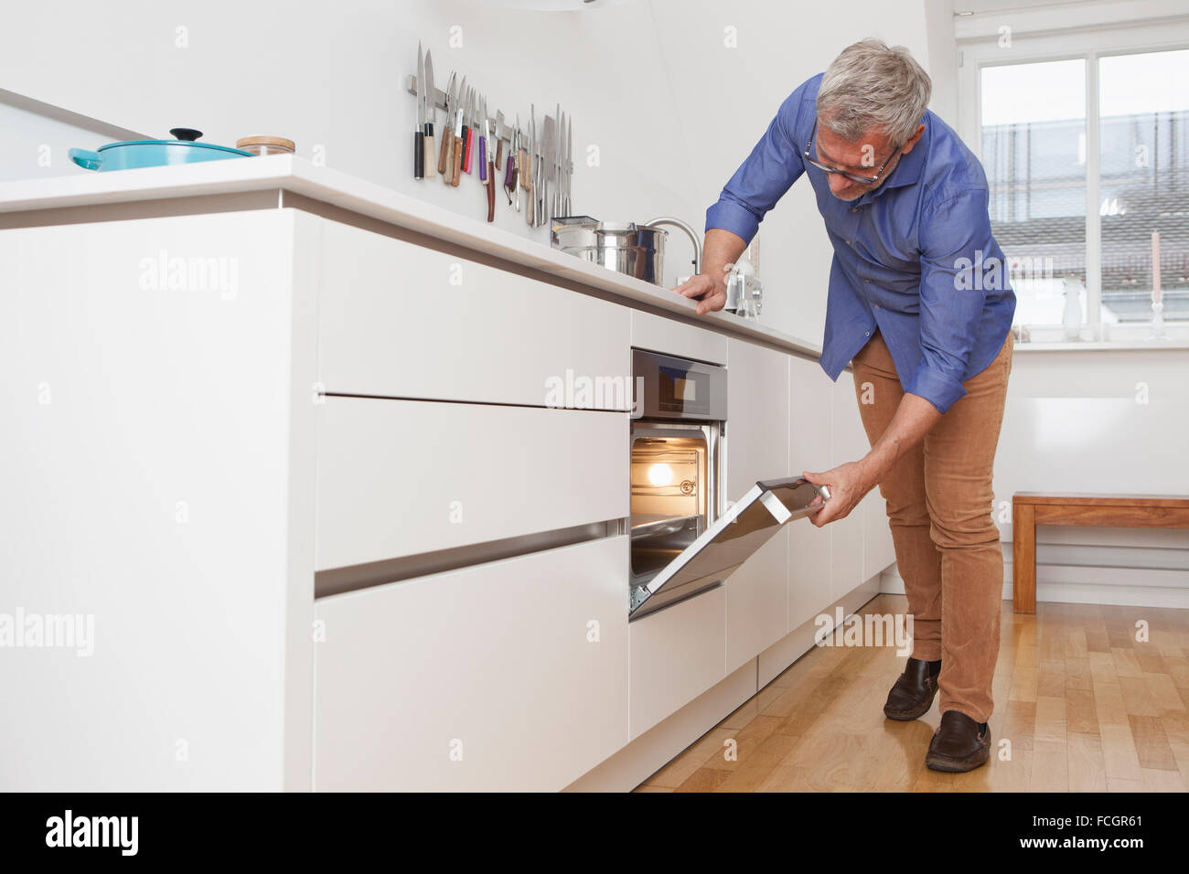 Man opening oven hi-res stock photography and images - Alamy
