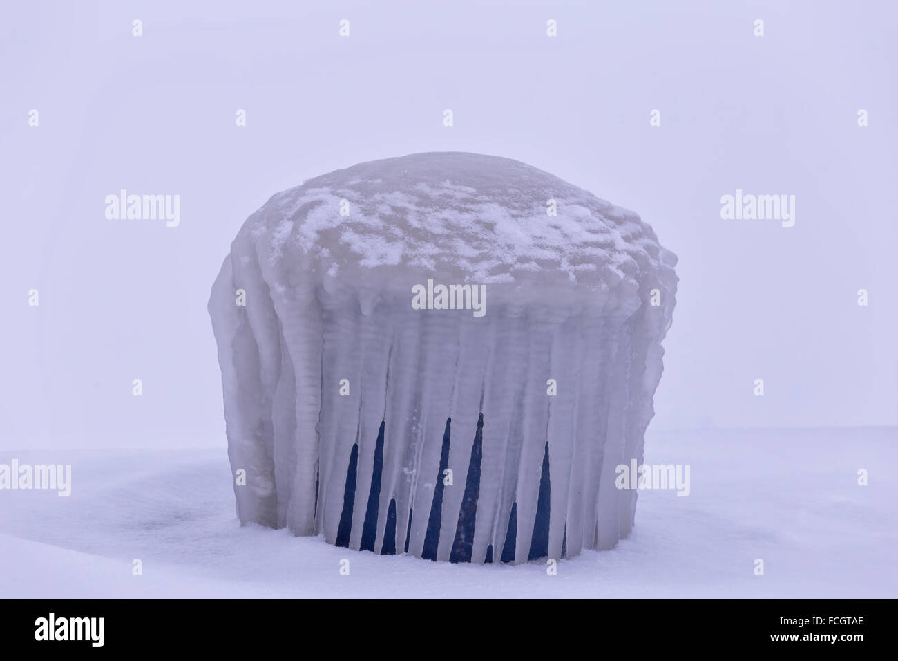 Very cold winter day on the harbor Stock Photo - Alamy