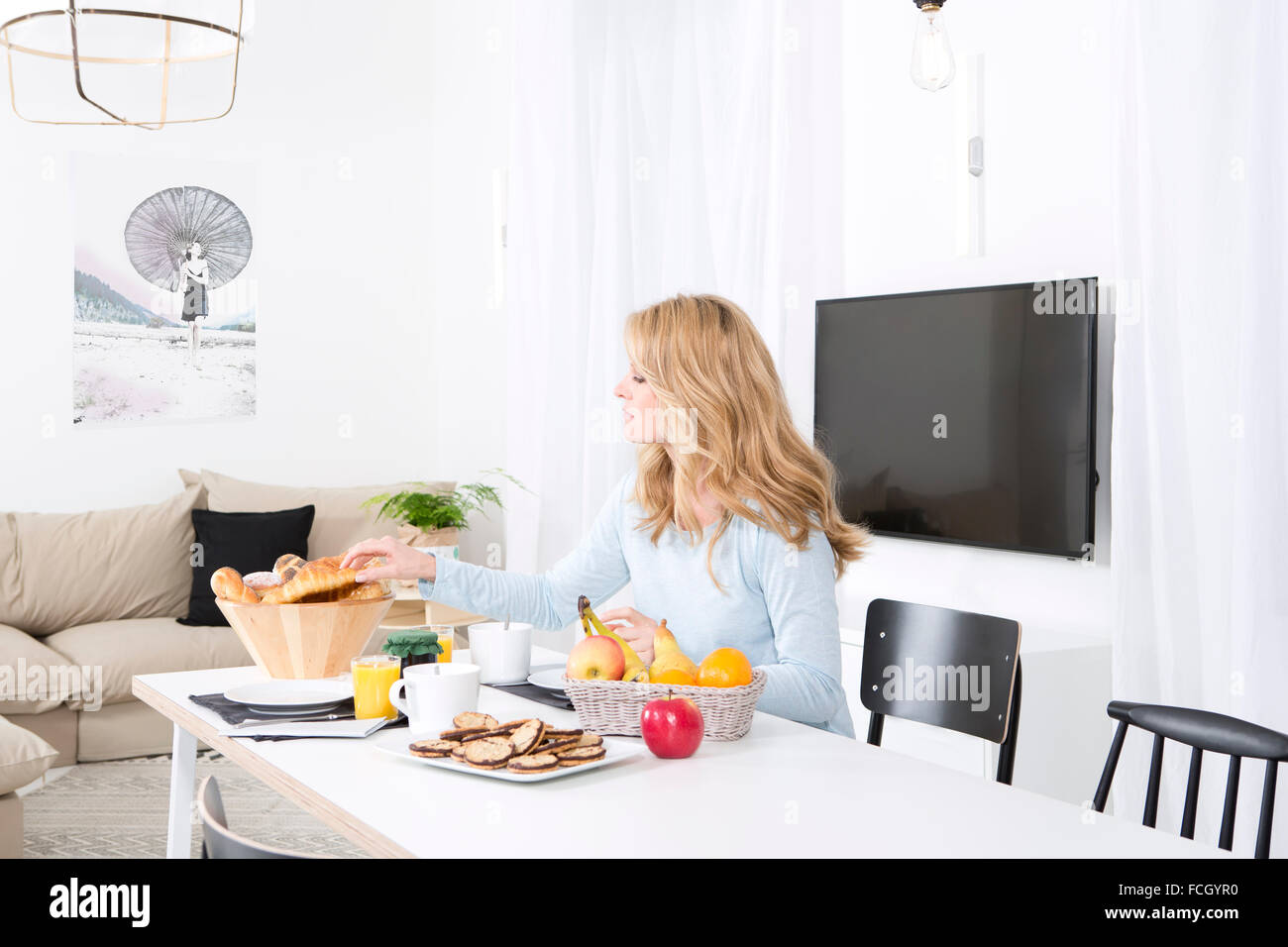 Woman laid table breakfast hi-res stock photography and images - Alamy