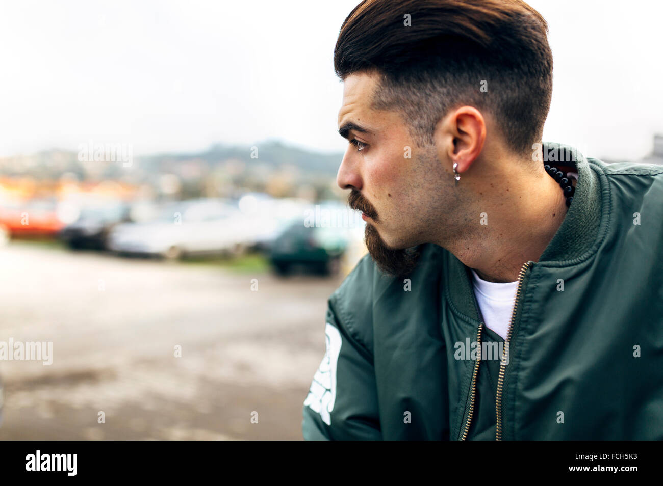 Back profile of man hi-res stock photography and images - Alamy