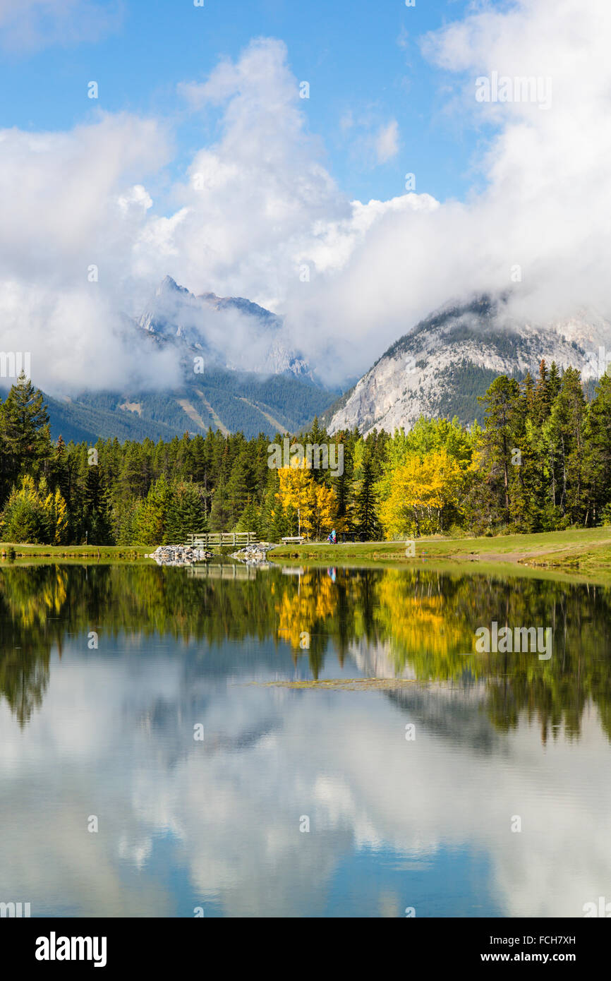 Johnson Lake, Banff Nationalpark, Alberta, Canada Stock Photo - Alamy