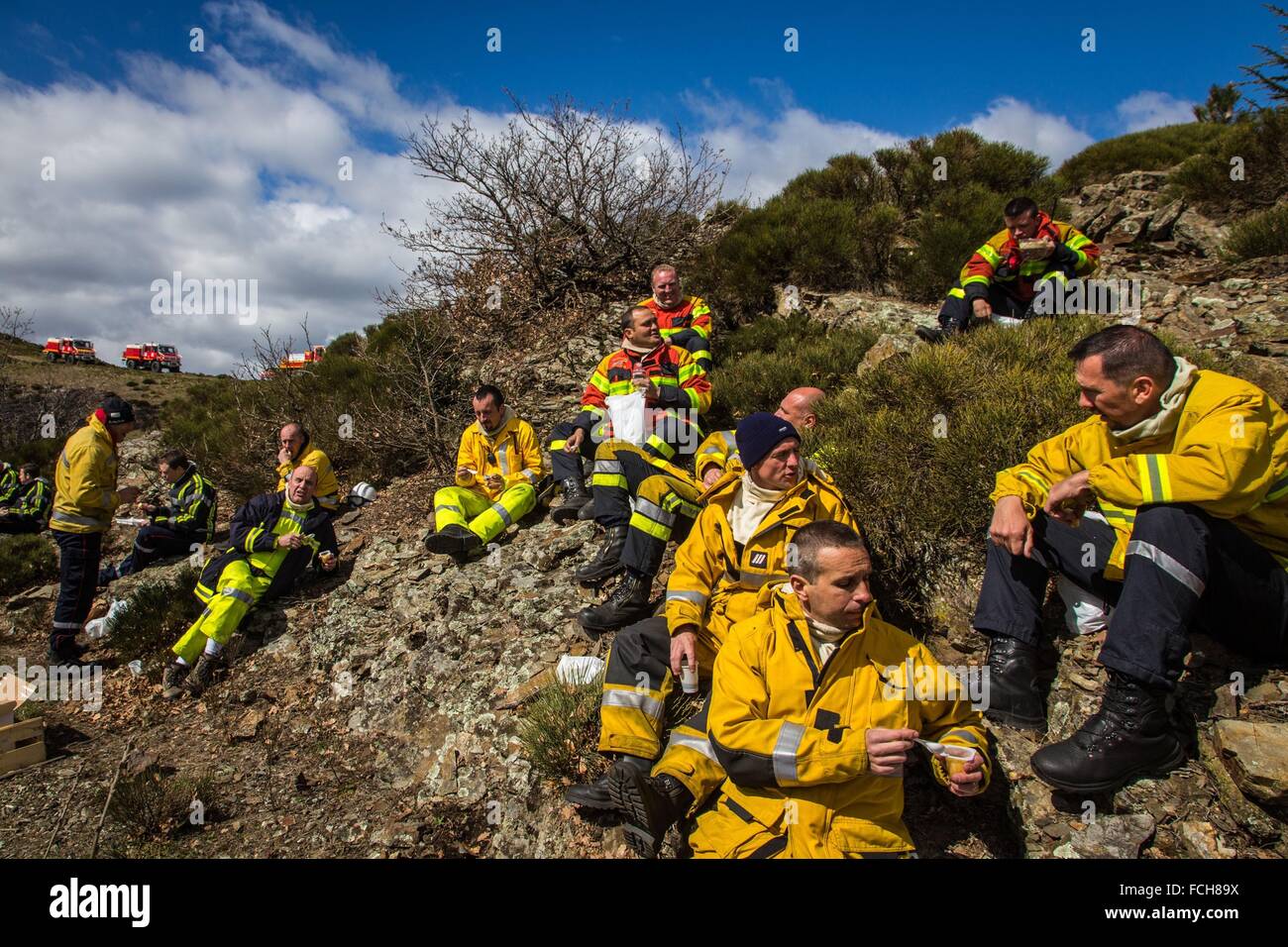 LUNCH BREAK, FIREFIGHTERS Stock Photo - Alamy