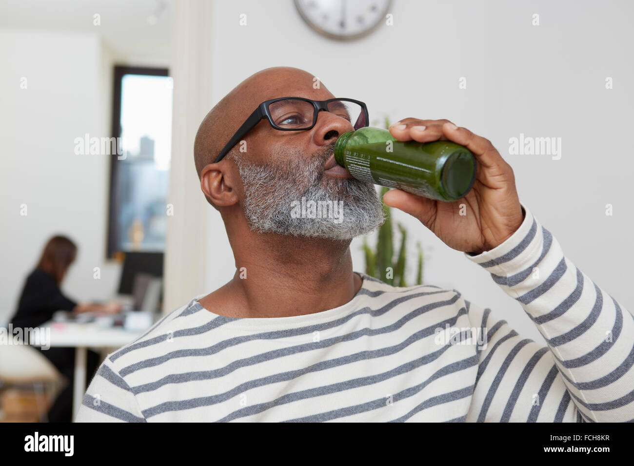Portrait of man drinking smoothie Stock Photo - Alamy