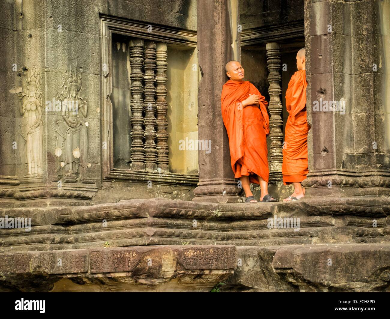 Angkor wat monks hi-res stock photography and images - Alamy