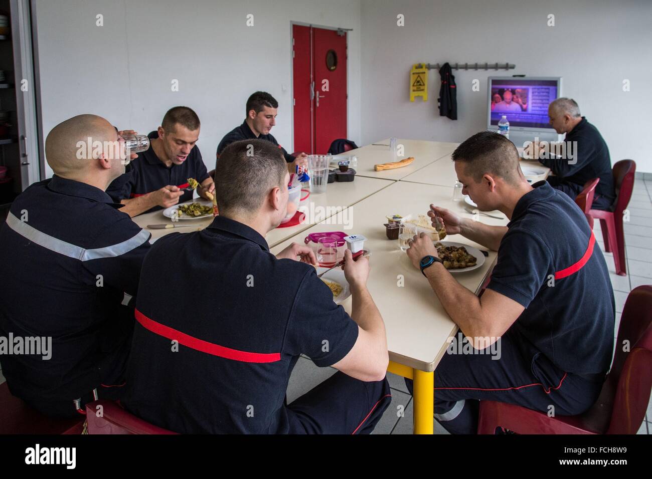 ON-DUTY FIREFIGHTERS' LUNCH Stock Photo - Alamy
