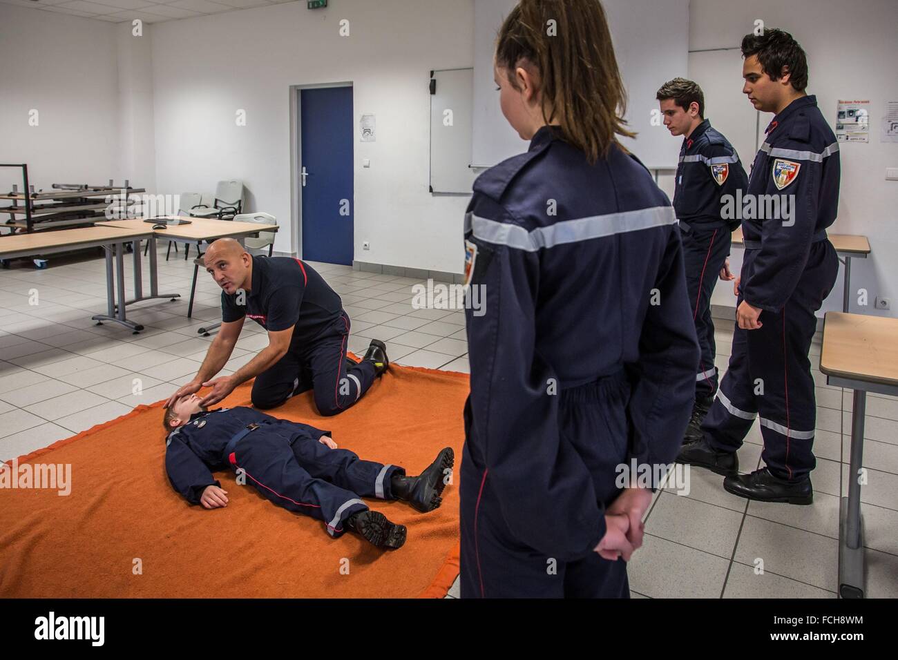 YOUNG FIREFIGHTERS, COURSE IN FIRST-AID Stock Photo - Alamy