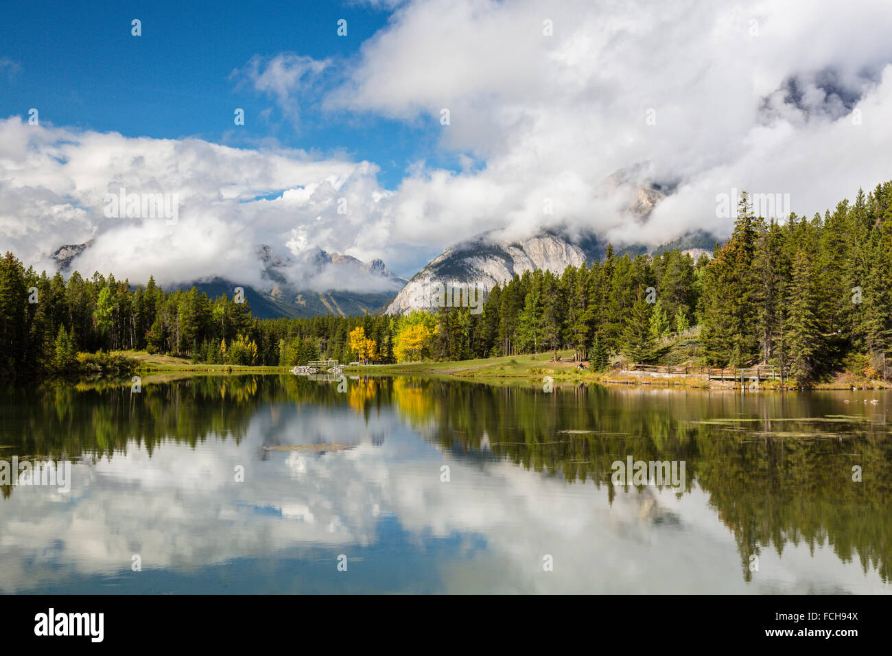 Johnson Lake, Banff Nationalpark, Alberta, Canada Stock Photo - Alamy