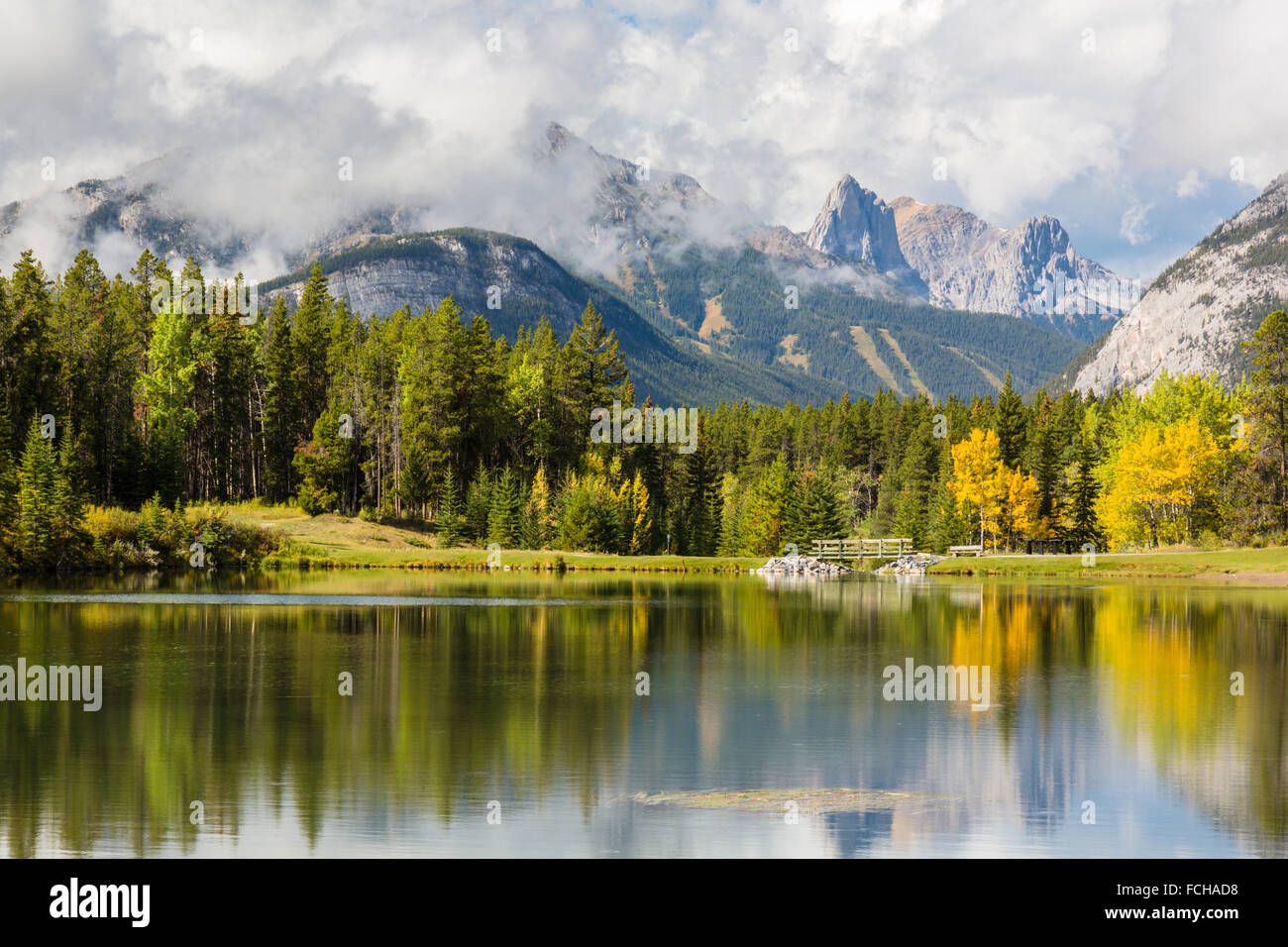 Johnson Lake, Banff Nationalpark, Alberta, Canada Stock Photo - Alamy