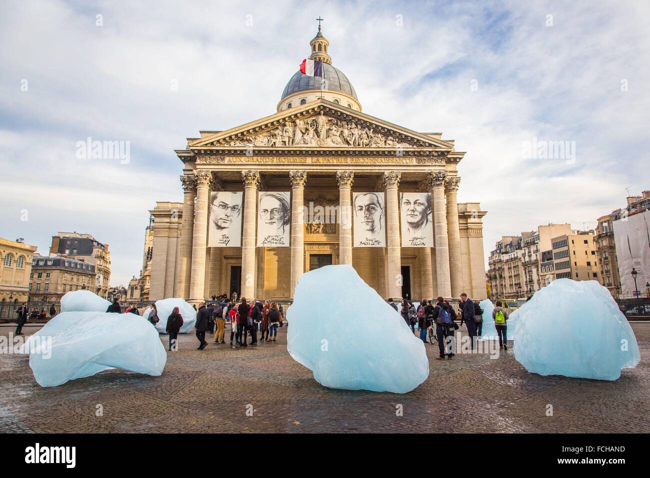 ICE WATCH, UNE MONTRE DE GLACE, PANTHEON Stock Photo - Alamy