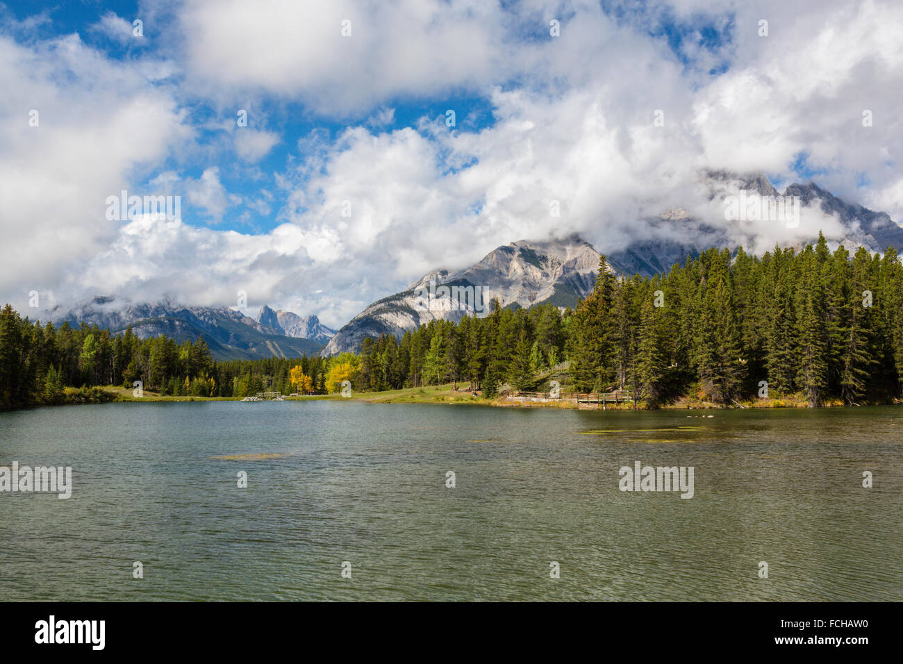 Johnson Lake, Banff Nationalpark, Alberta, Canada Stock Photo - Alamy