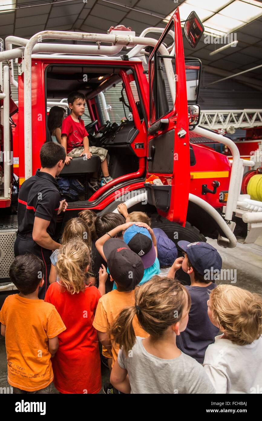 Fireman Rescue Child High Resolution Stock Photography and Images - Alamy