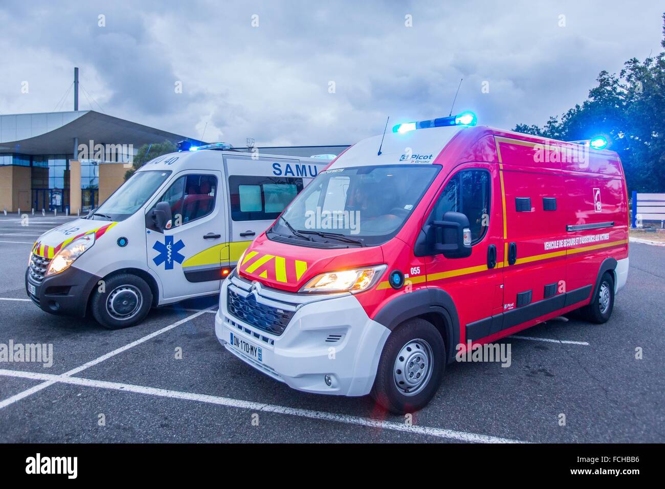 ILLUSTRATION EMERGENCY MEDICAL SERVICE AND FIREFIGHTERS Stock Photo - Alamy