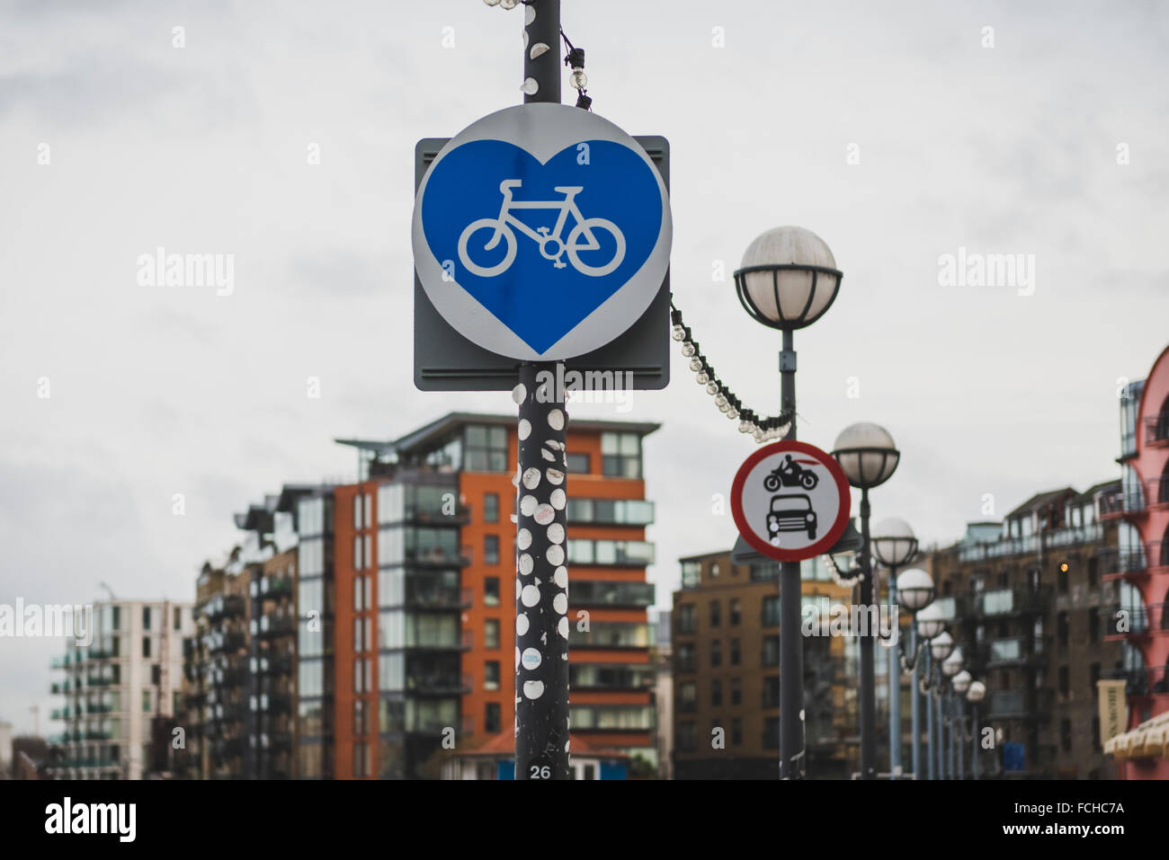 United Kingdom England London sign bikeway heart-shaped Stock Photo - Alamy