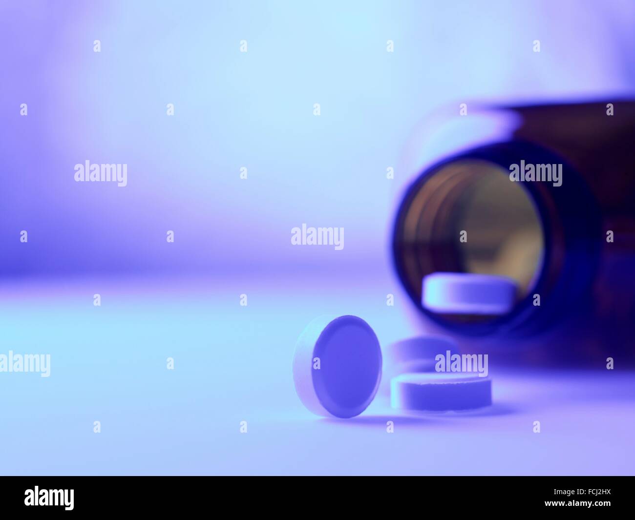 Pain killers bottle hi-res stock photography and images - Alamy