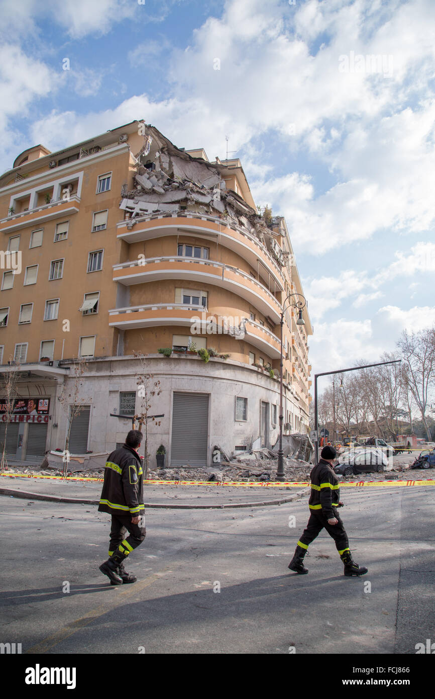 Rome, Italy. 22nd Jan, 2016. Authorities investigate the collapse ...