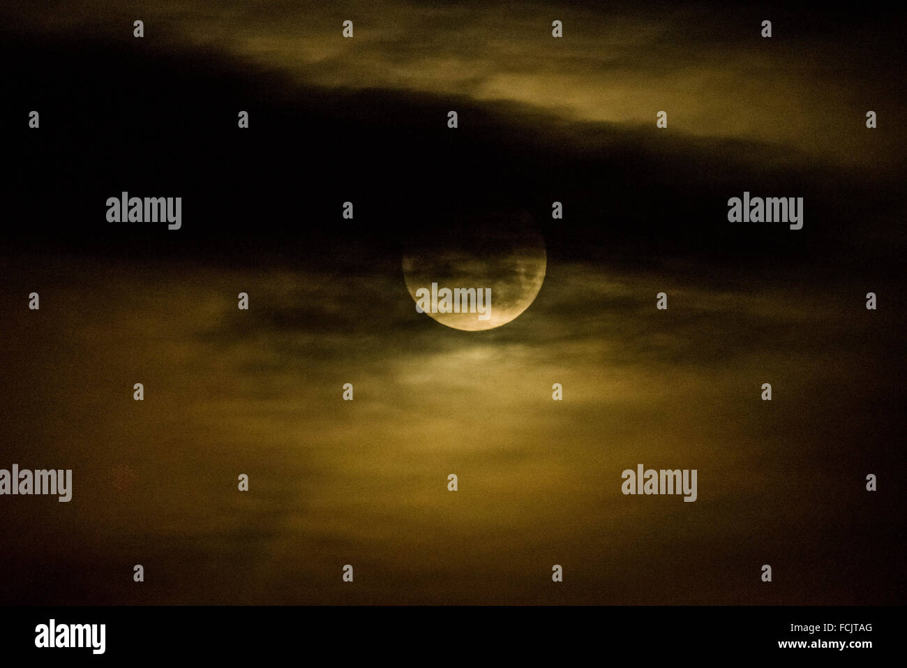 Full moon over london night sky hi-res stock photography and images - Alamy