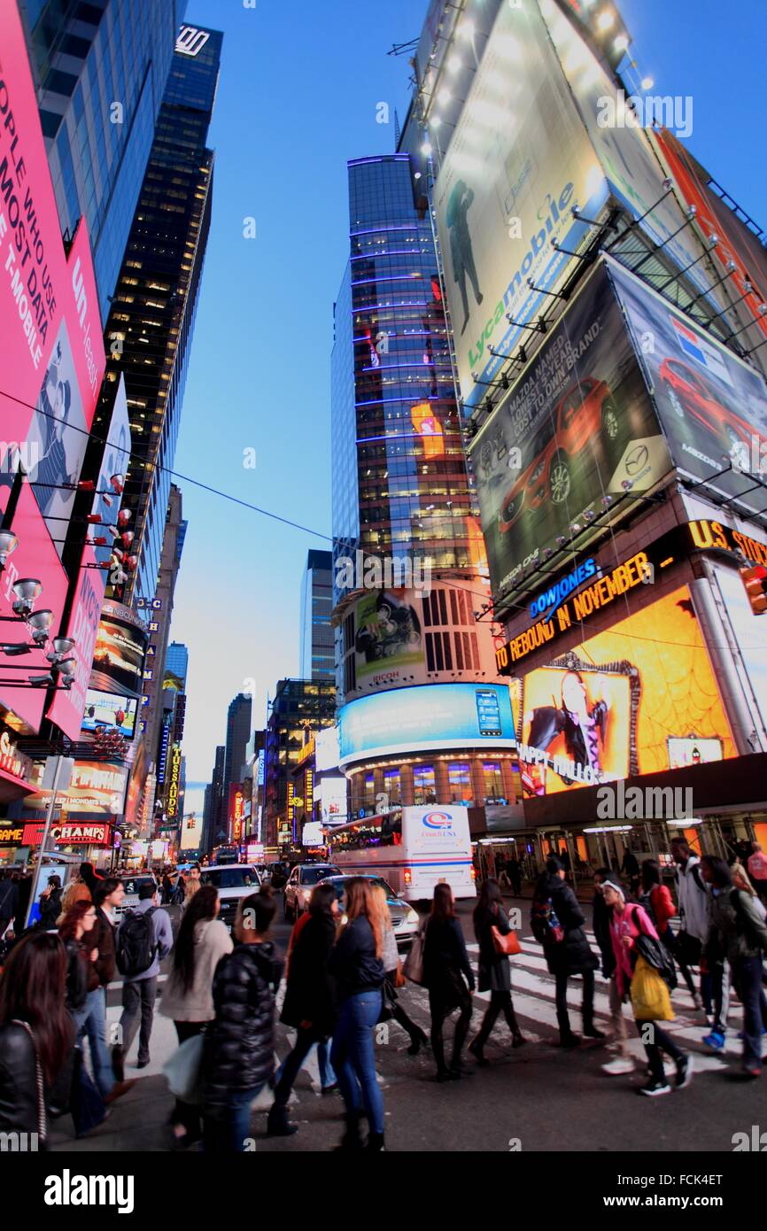 New york city crowd night hi-res stock photography and images - Alamy
