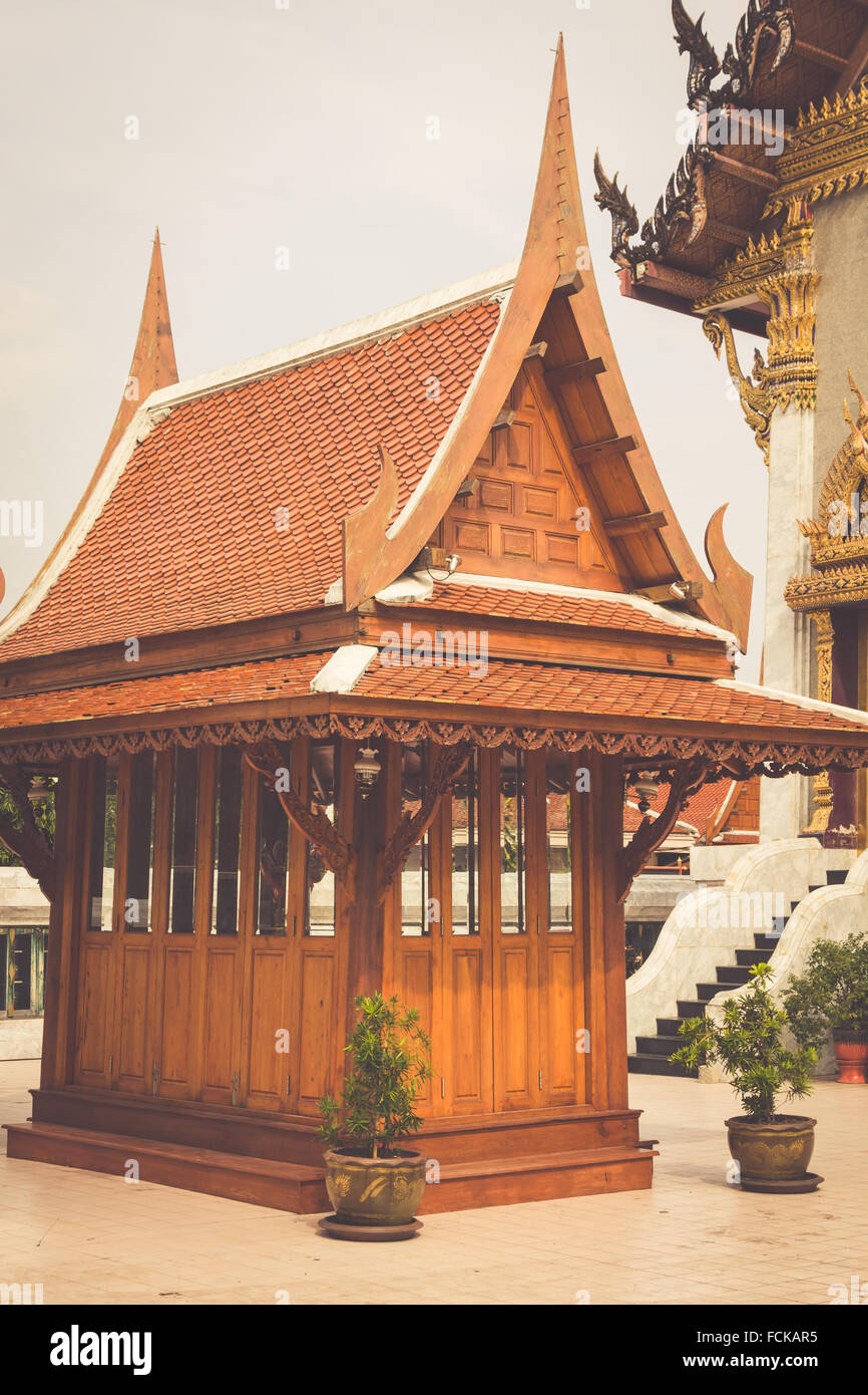 Wat Intharawihan buddhist temple in Bangkok holds the tallest standing ...