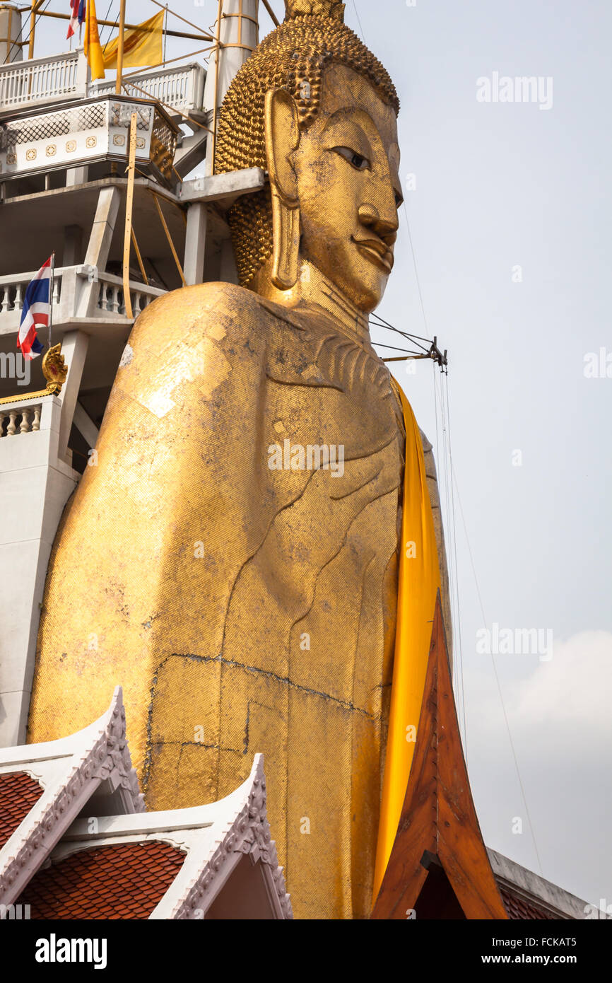 The standing Buddha of Wat Intharawihan in Bangkok, Thailand Stock ...
