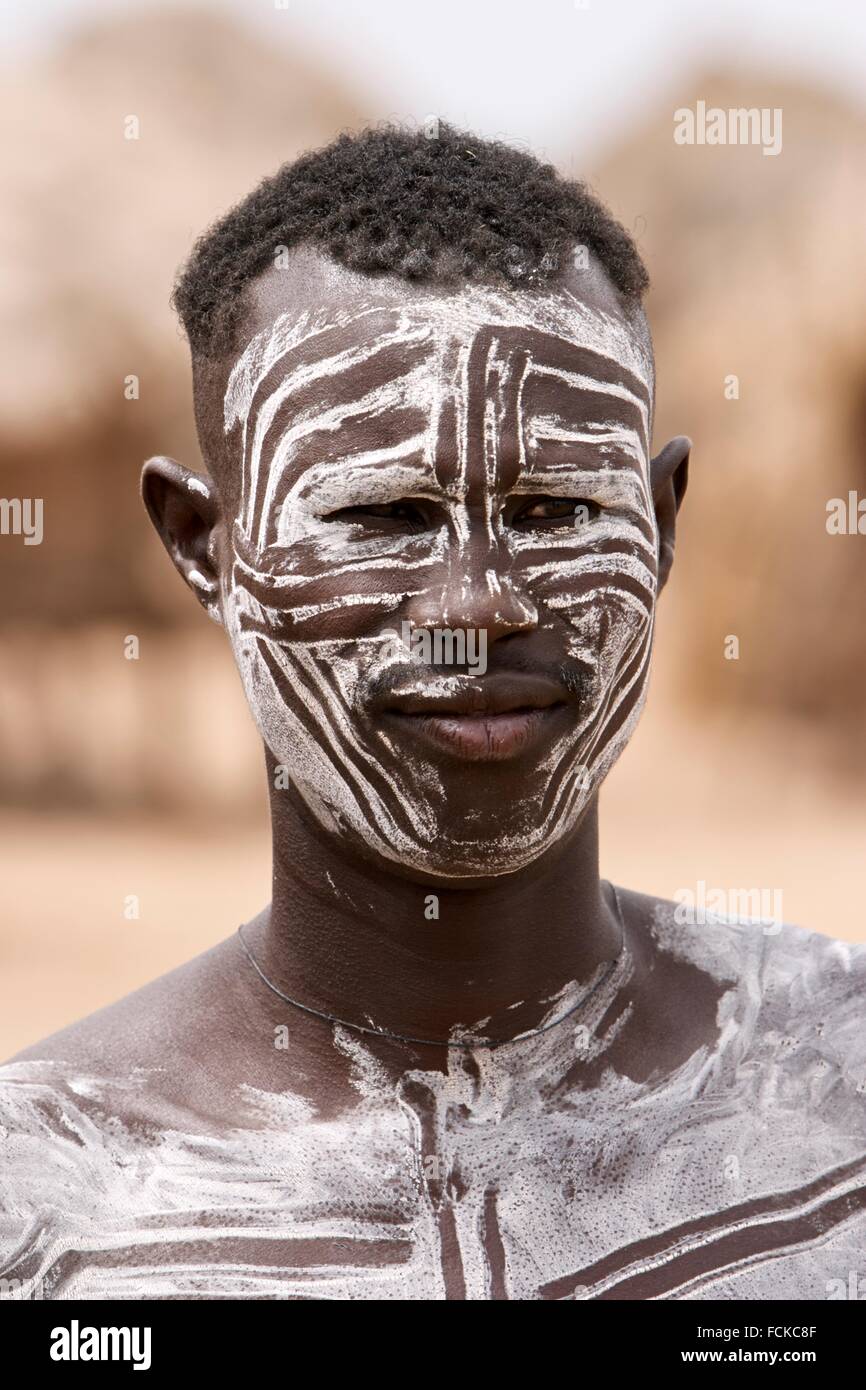 Karo man in omo valley hi-res stock photography and images - Alamy