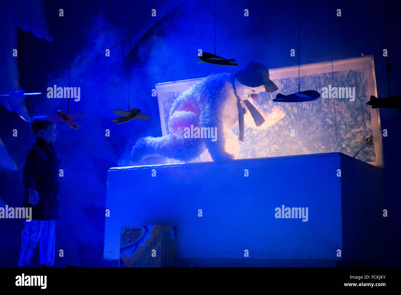 The snowman theatre show hi-res stock photography and images - Alamy