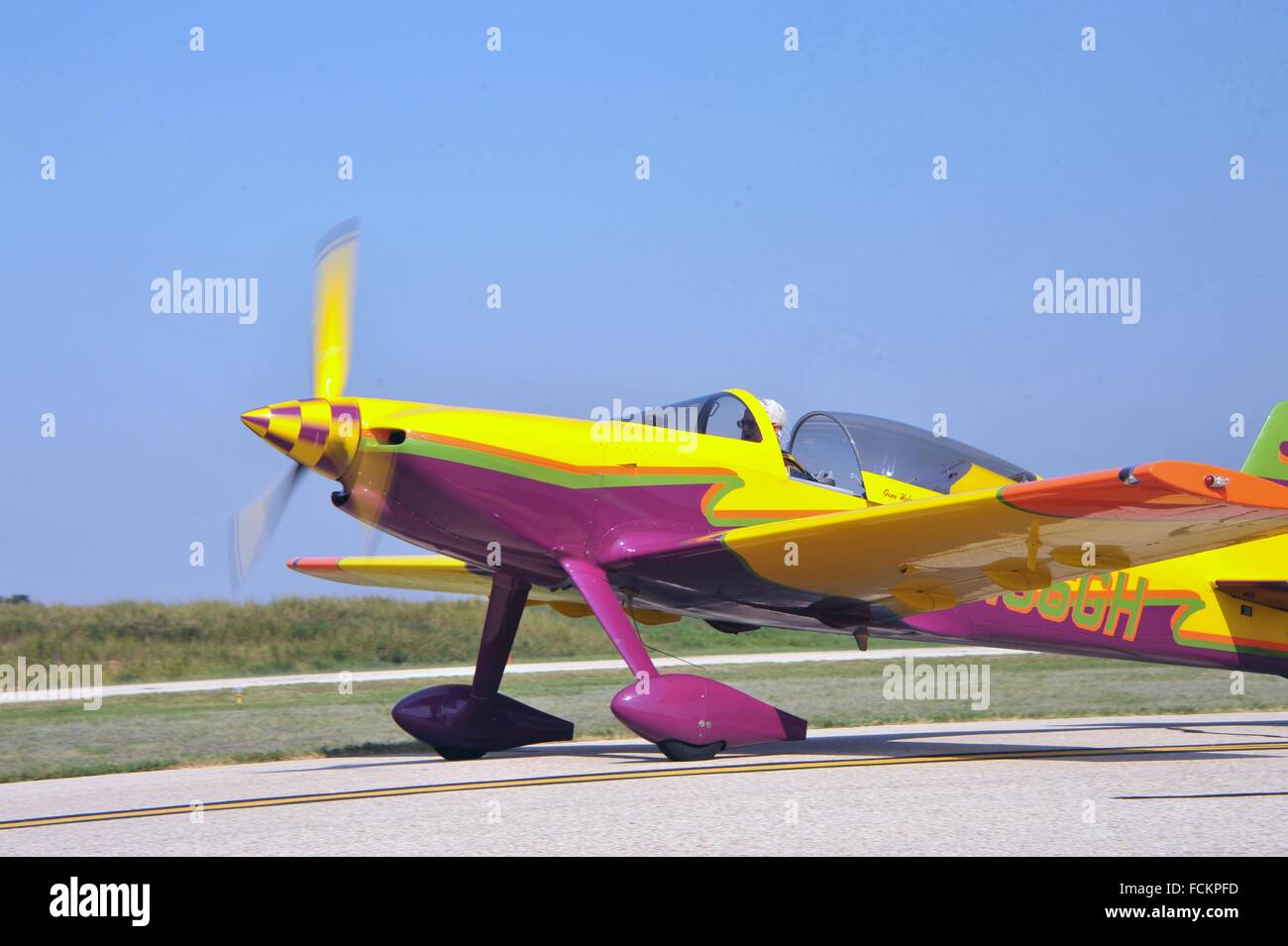 Single airplane hi-res stock photography and images - Alamy