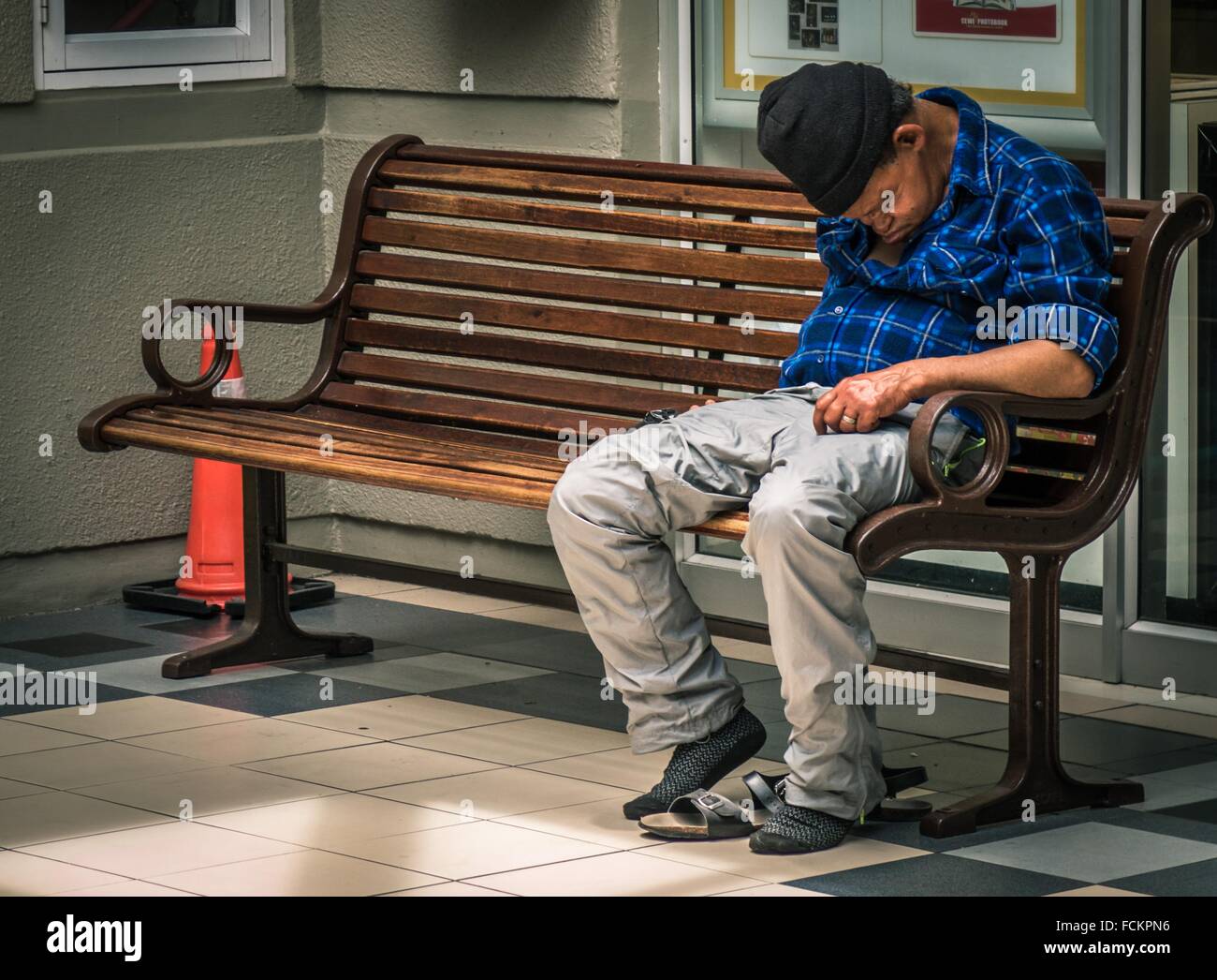 Bench in gallery hi-res stock photography and images - Alamy