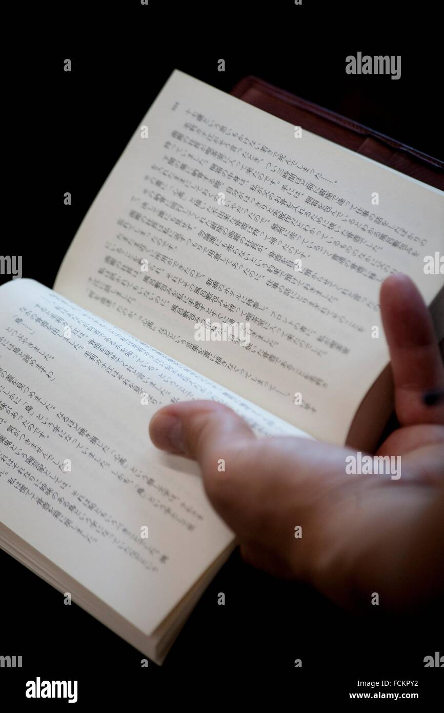 Japanese reading hi-res stock photography and images - Alamy