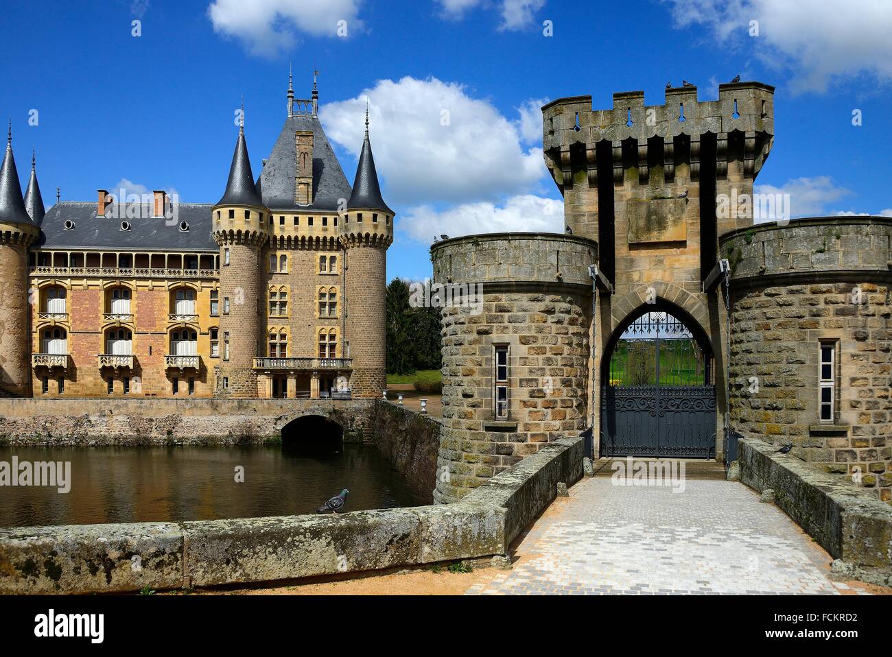 French chateau front gate hi-res stock photography and images - Alamy