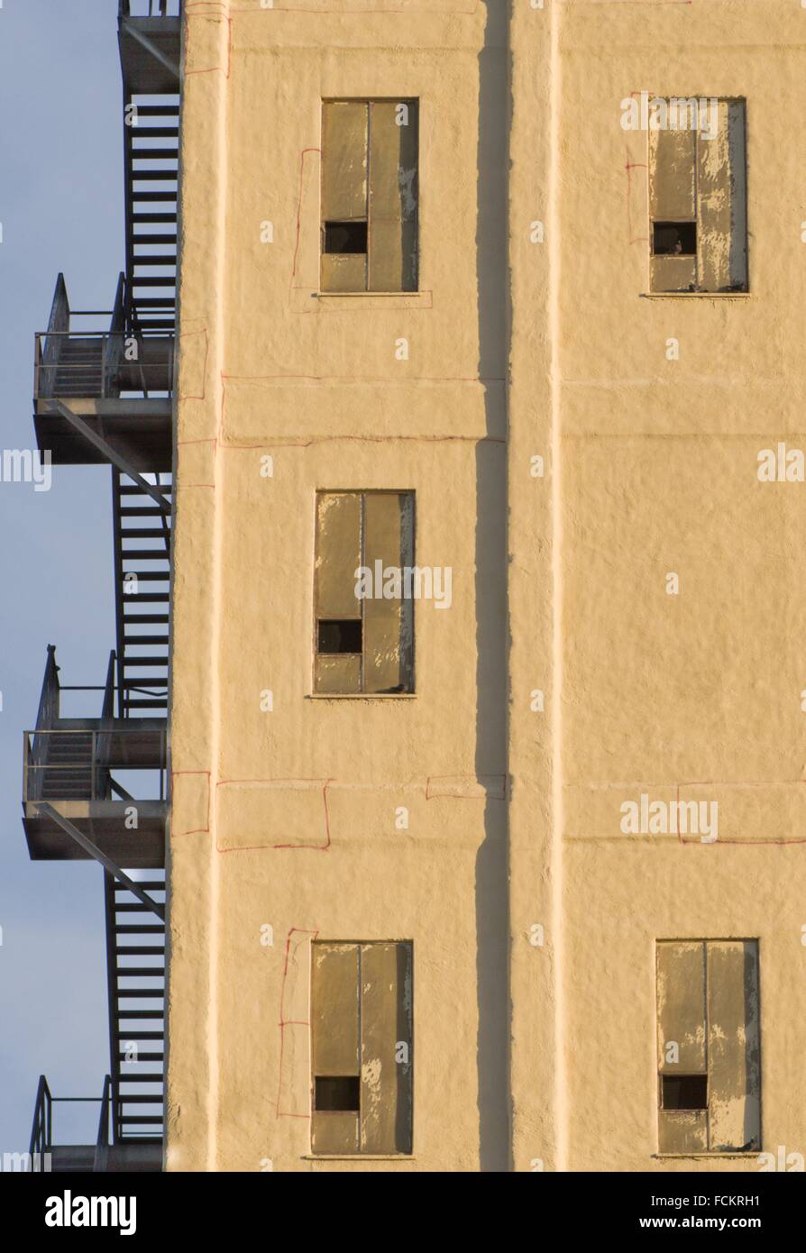 External fire escape stairs with landing hi-res stock photography and ...