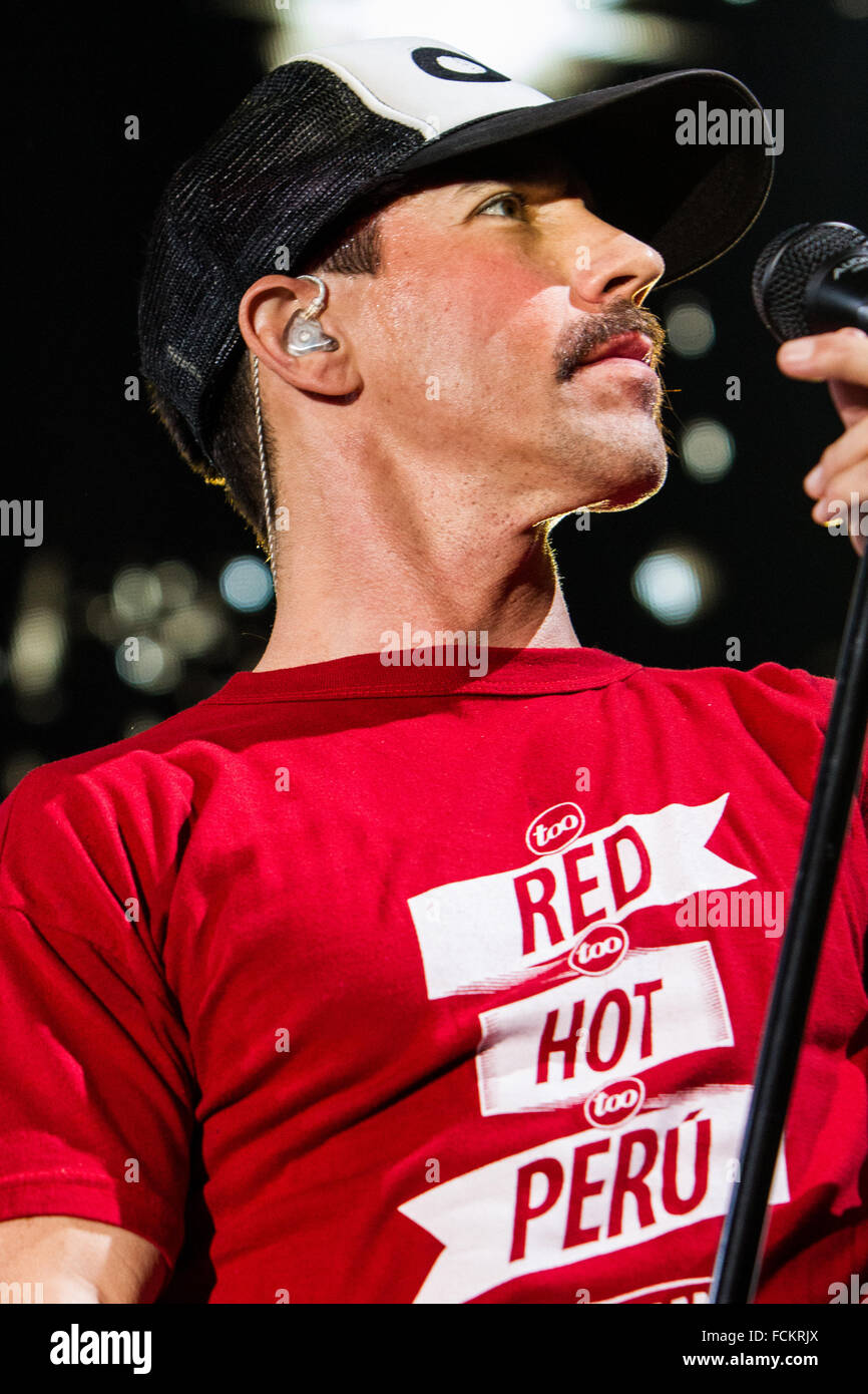 Red hot chili peppers concert hi-res stock photography and images - Alamy