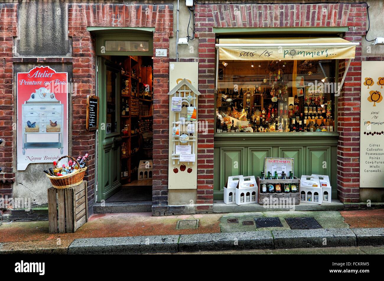 Local gift store front hi-res stock photography and images - Alamy