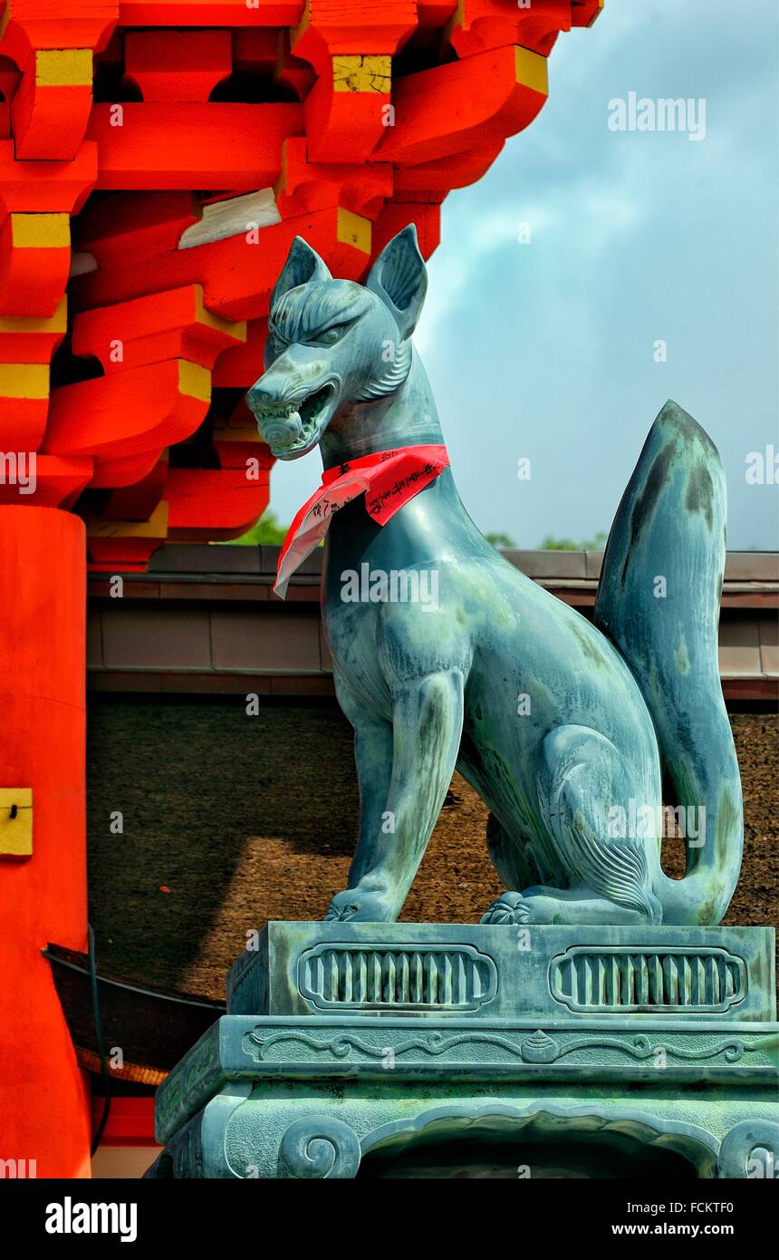 Side view fushimi inari shrine hi-res stock photography and images - Alamy